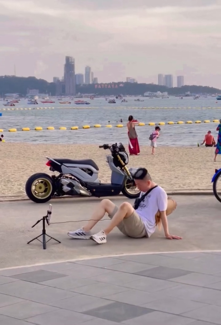 Koreanischer YouTuber tanzt in Pattaya, Thailand
